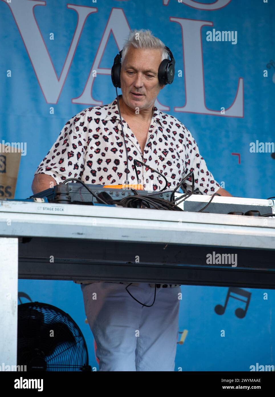 Eastenders set hi-res stock photography and images - Alamy