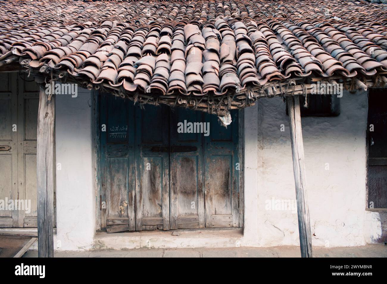 A house in the streets of Mysore. Street photography in India, here in ...