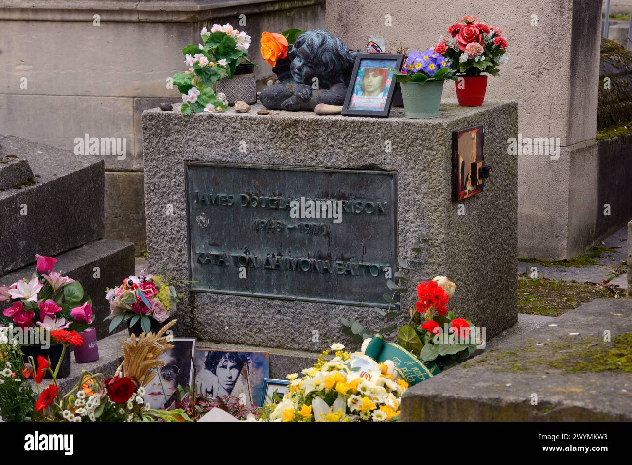 The grave of Jim Morrison, Pere Lachaise Cemetery Stock Photo - Alamy