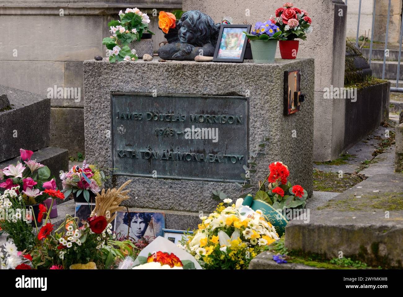 The grave of Jim Morrison, Pere Lachaise Cemetery Stock Photo - Alamy