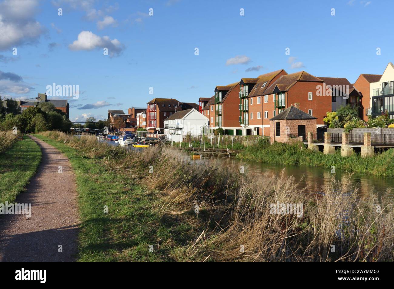 Homes by river hi-res stock photography and images - Alamy