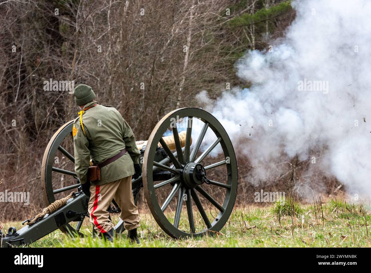 Concord Independent Battery firing their cannon at the Meriam's Corner ...