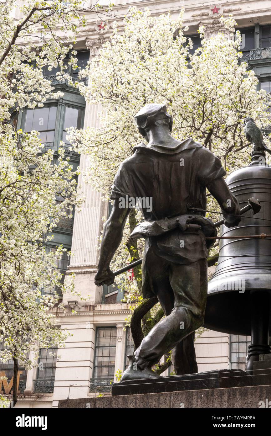 The James Gordon Bennett Monument, Herald Square Park, New York City ...