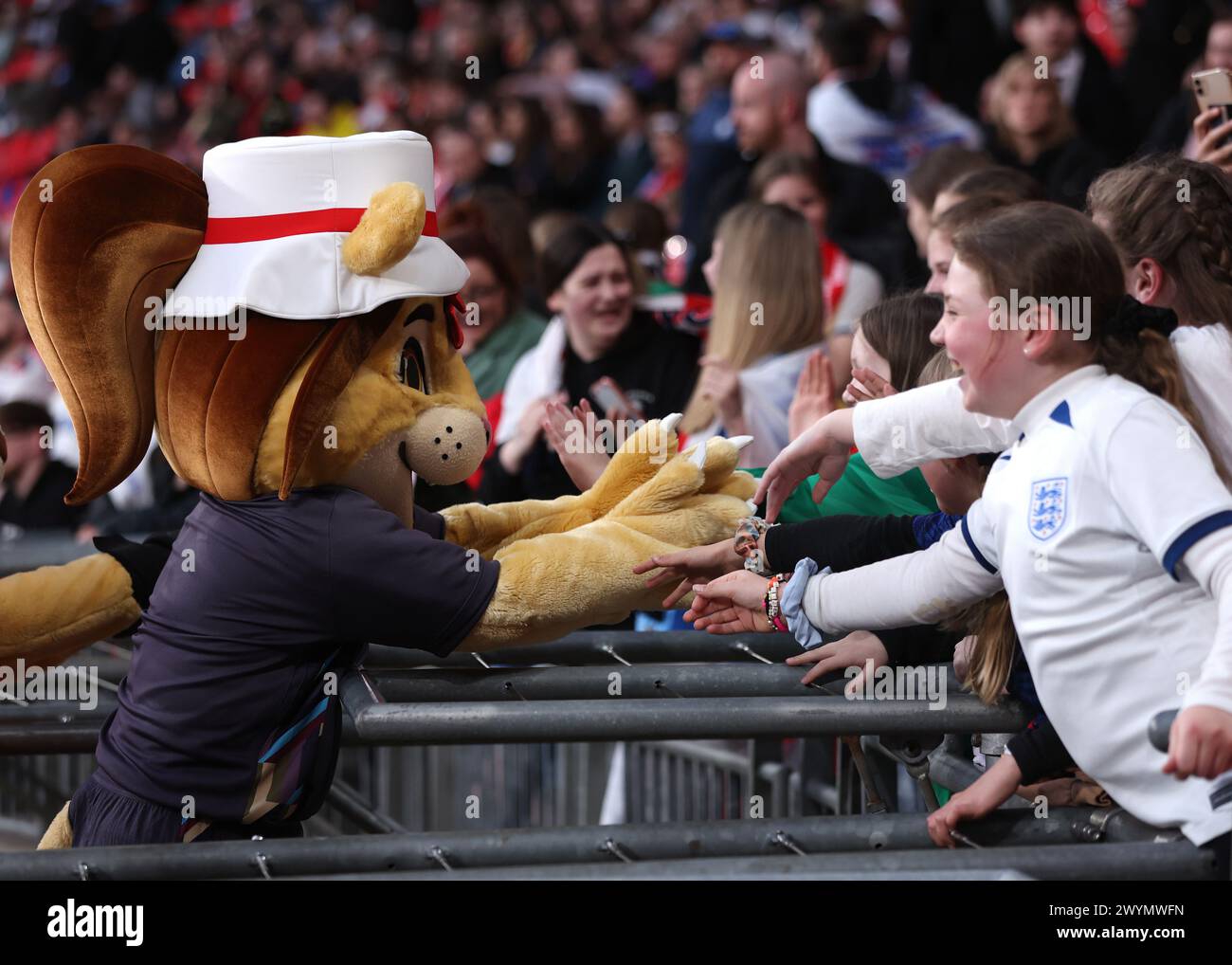 England womens football team fans hi-res stock photography and images ...