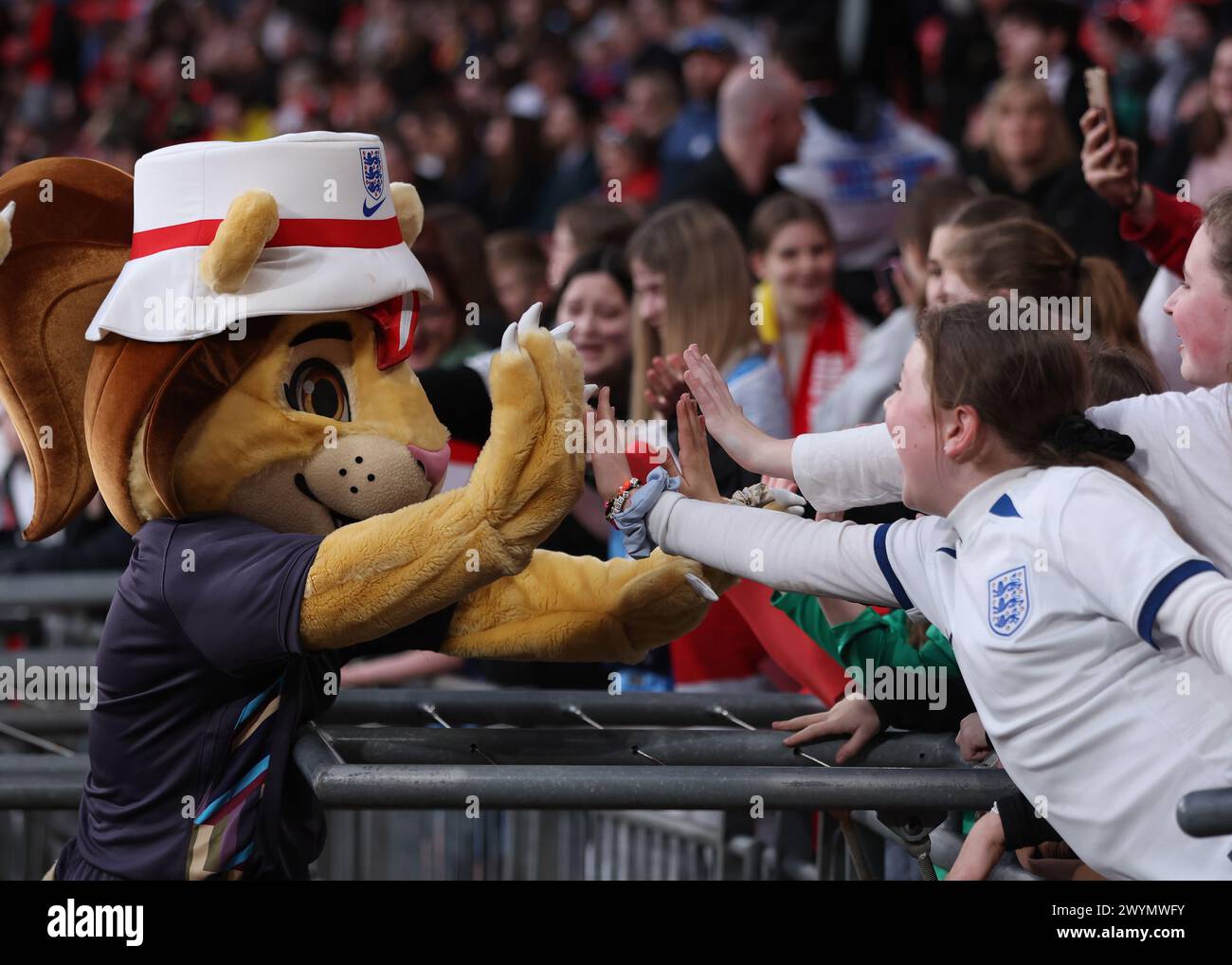 England womens football team fans hi-res stock photography and images ...