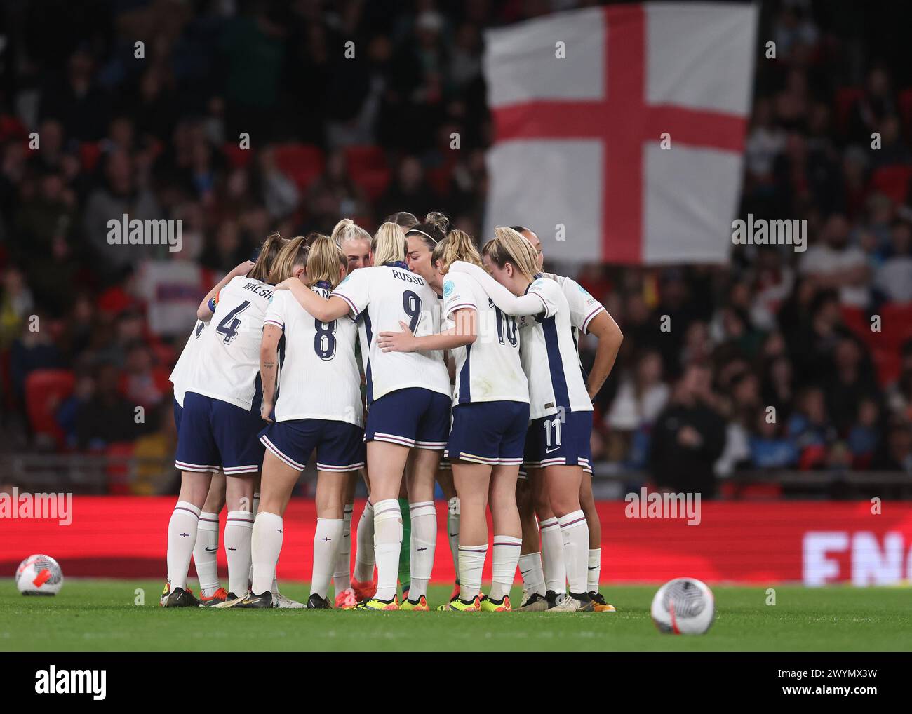 Sweden women football huddle hi-res stock photography and images - Alamy