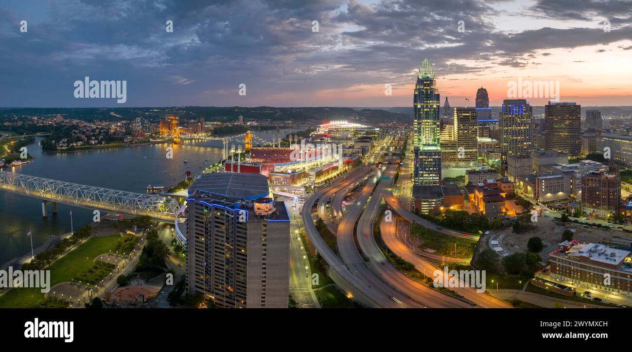 Skyline autobahn hi-res stock photography and images - Alamy