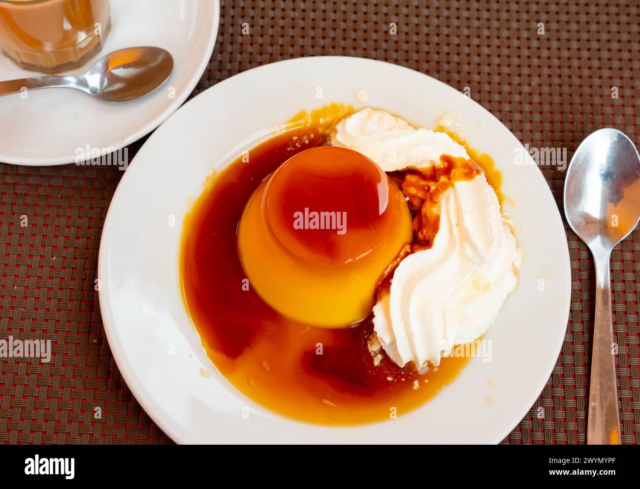 Flan con nata hi-res stock photography and images - Alamy