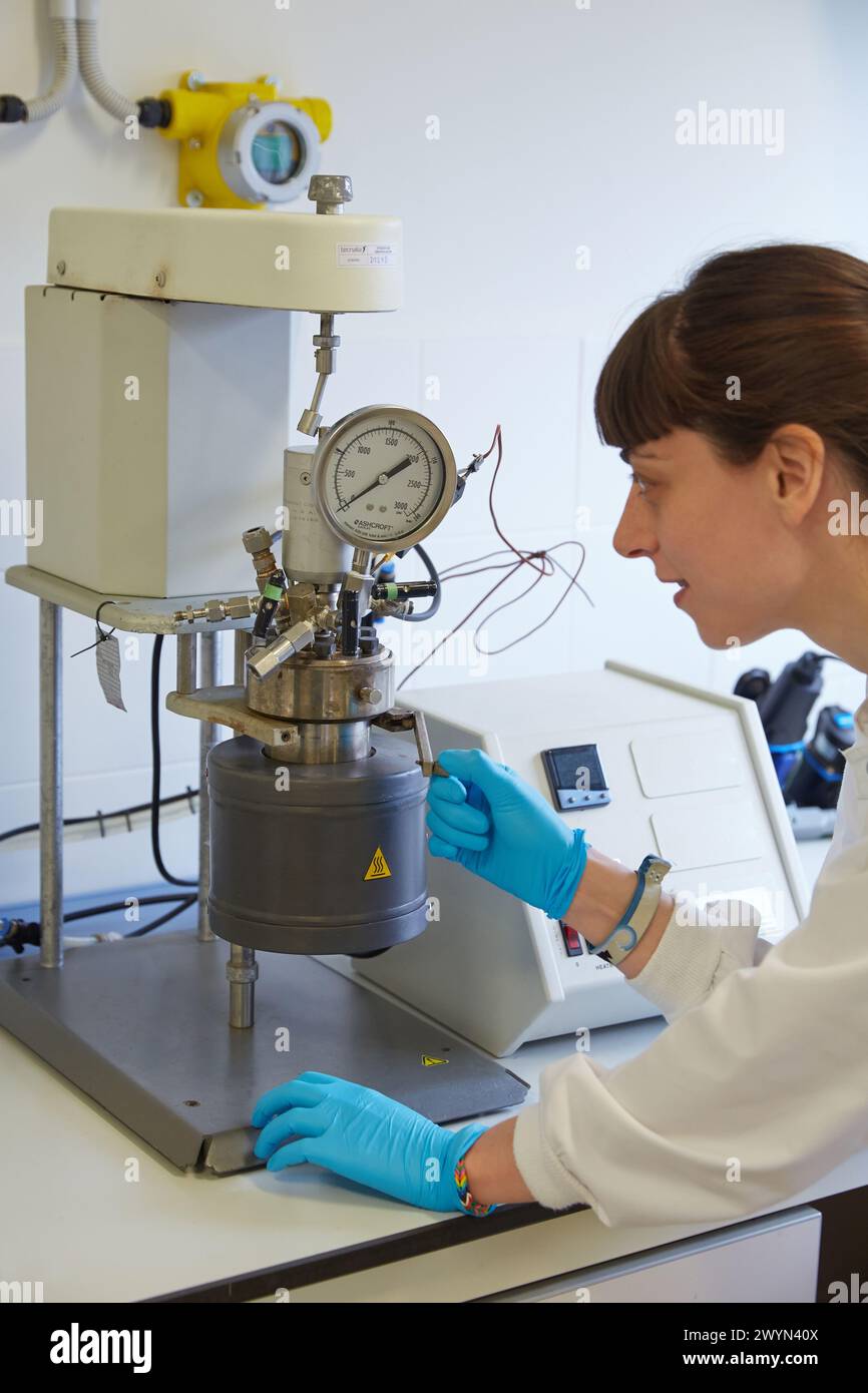 High pressure reactor. ATEX Laboratory. Energy and Environment Division ...