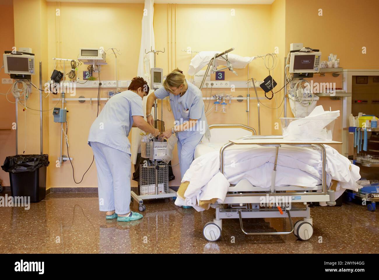 Resuscitation beds hi-res stock photography and images - Alamy