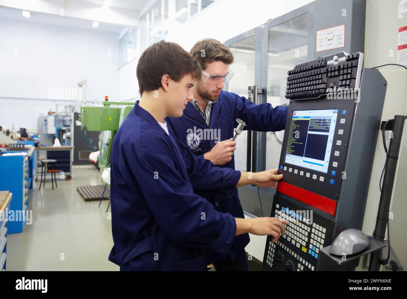 Training center 3 axis machining hi-res stock photography and images ...
