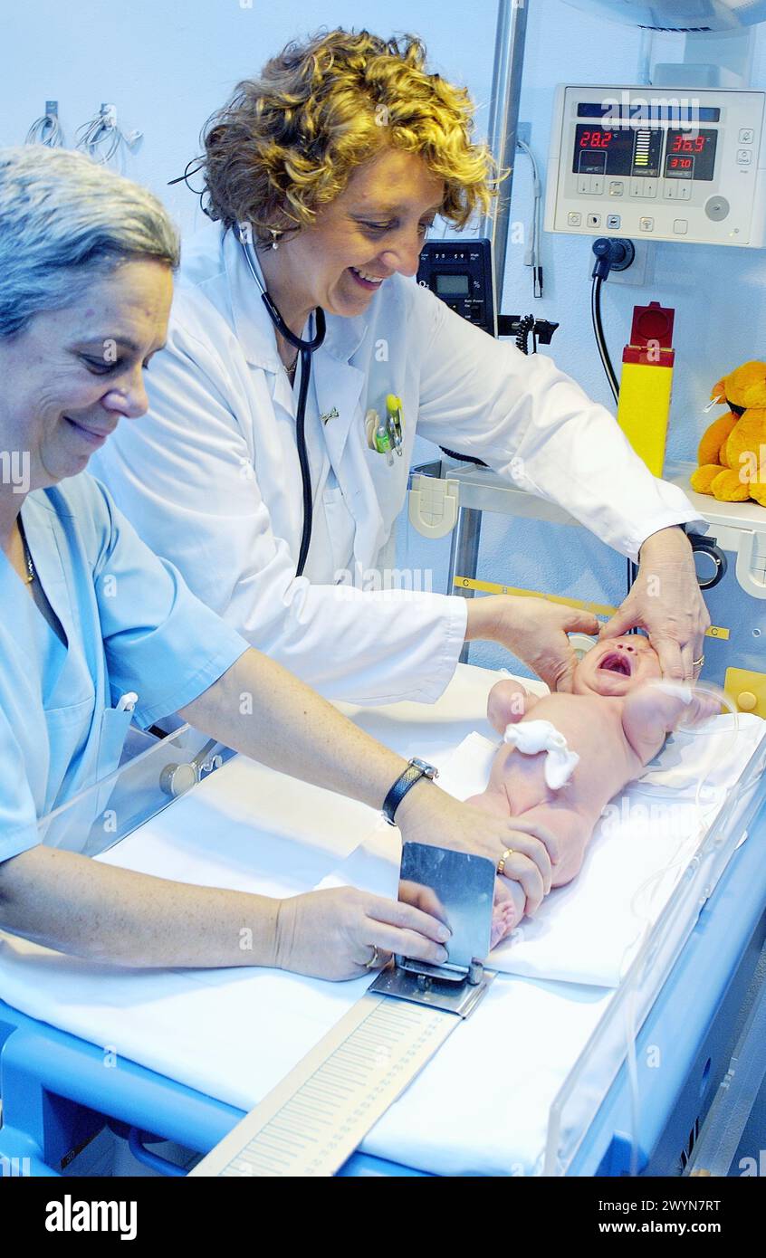 Pediatrician measuring newborn baby hi-res stock photography and images - Alamy