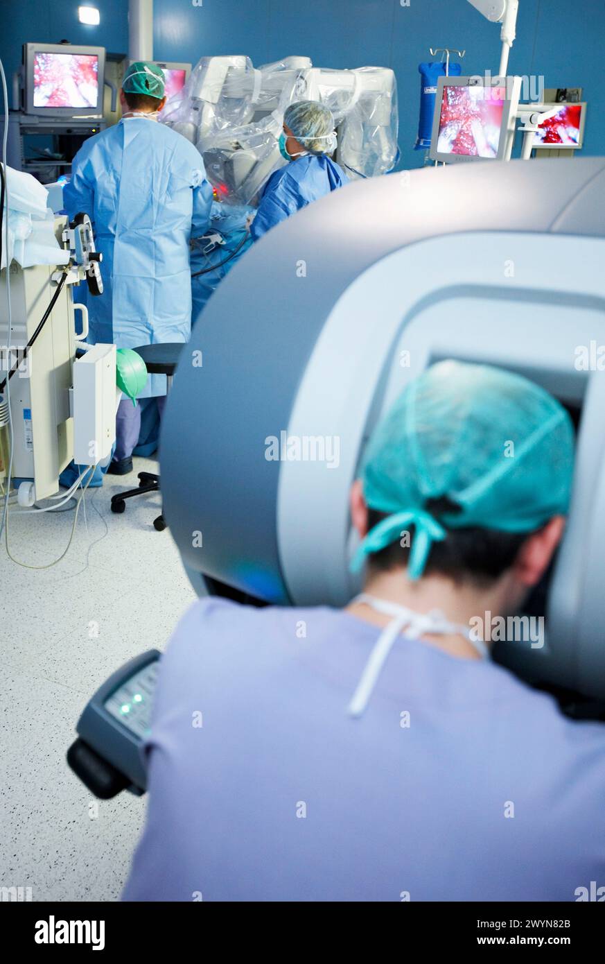 Operating room, prostate cancer robotic surgery, Da Vinci surgical ...