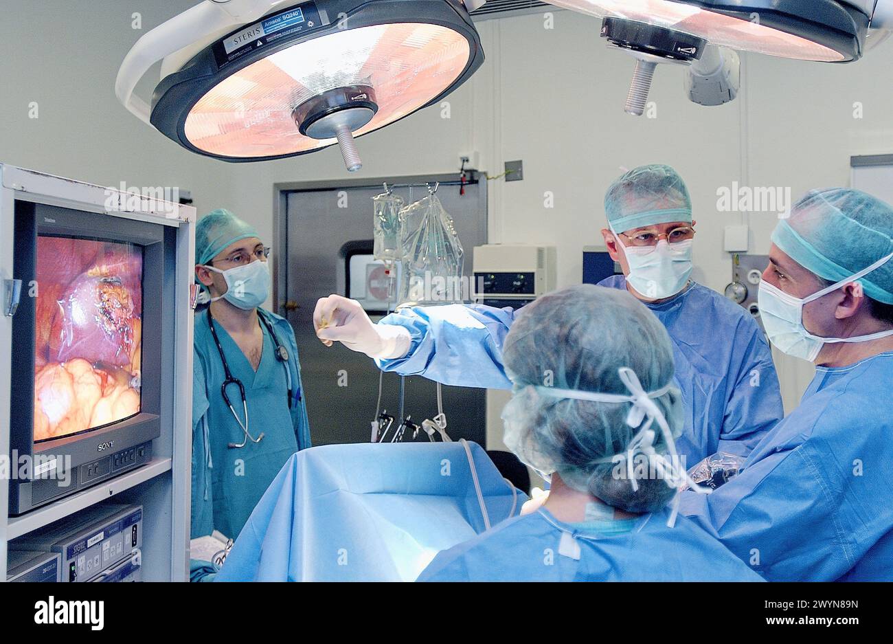 Surgeons at laparoscopy operating room of hospital Stock Photo - Alamy