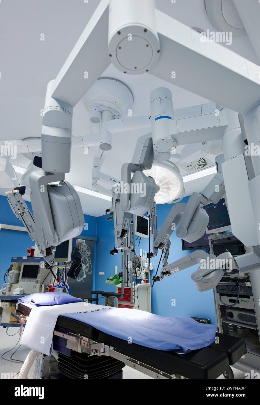 Operating room, prostate cancer robotic surgery, Da Vinci surgical ...