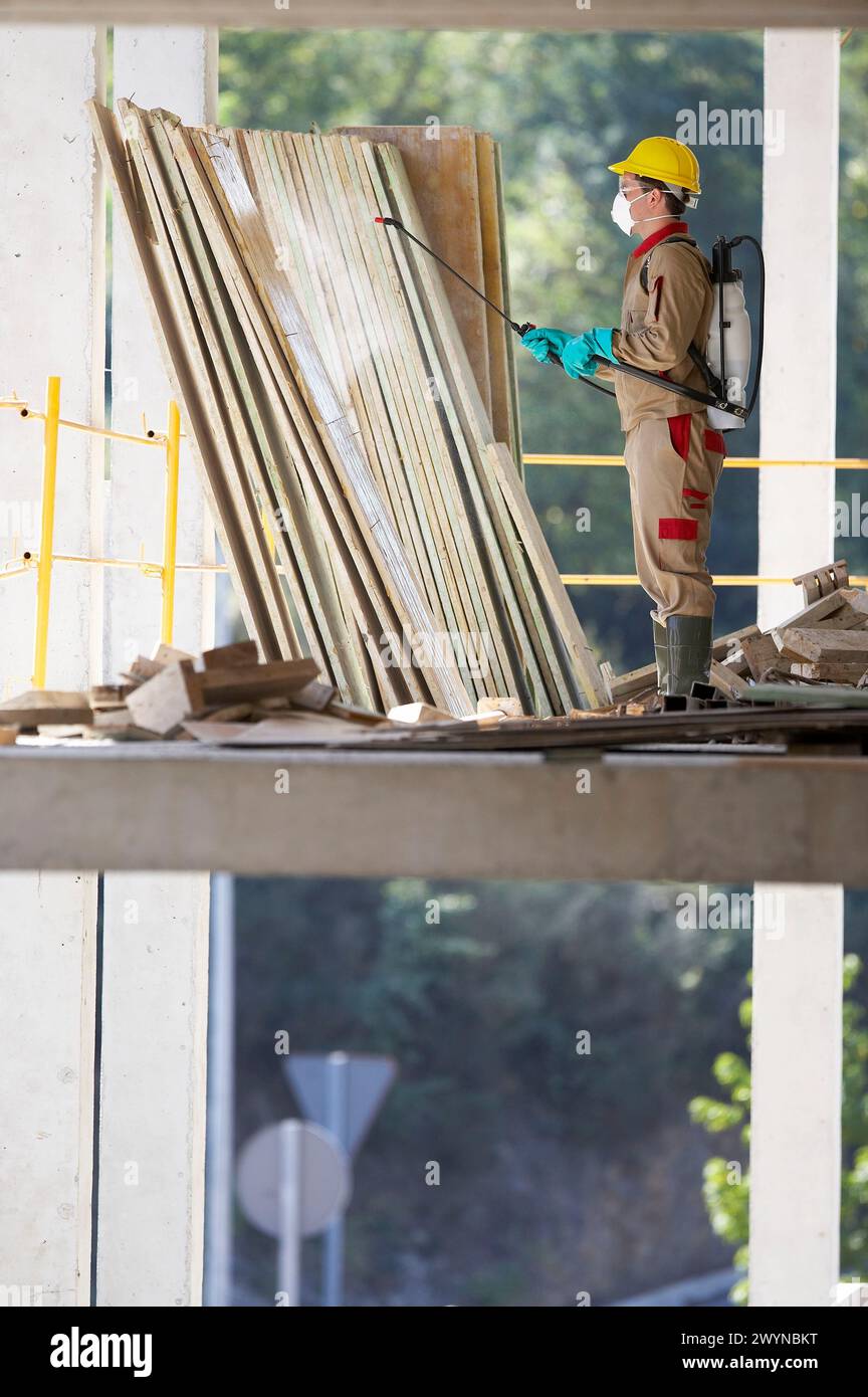 Applying form release agents with sprayer, concrete formworks, housing ...