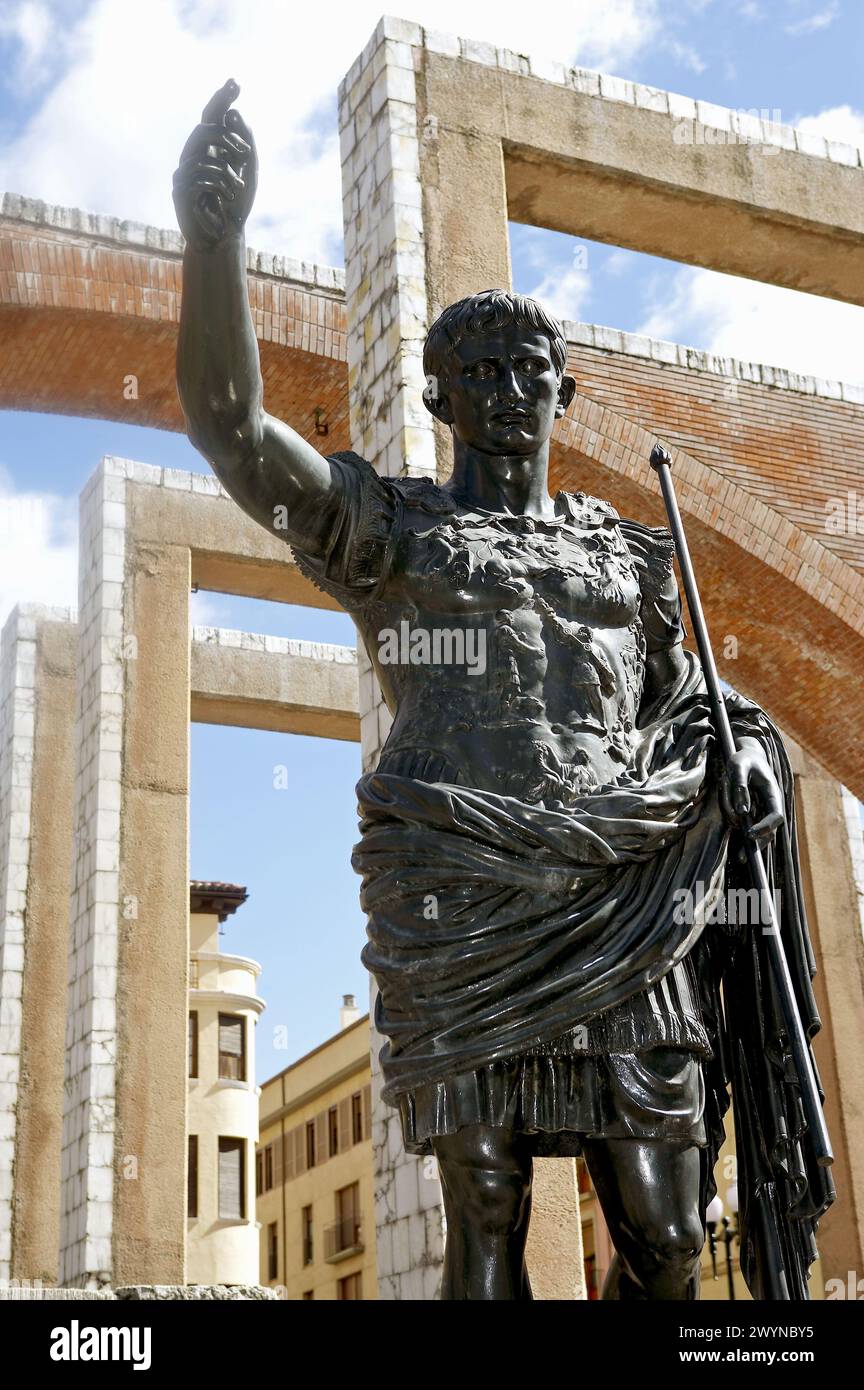 Statue of Caesar Augustus by Roman walls remains, Zaragoza. Aragón ...