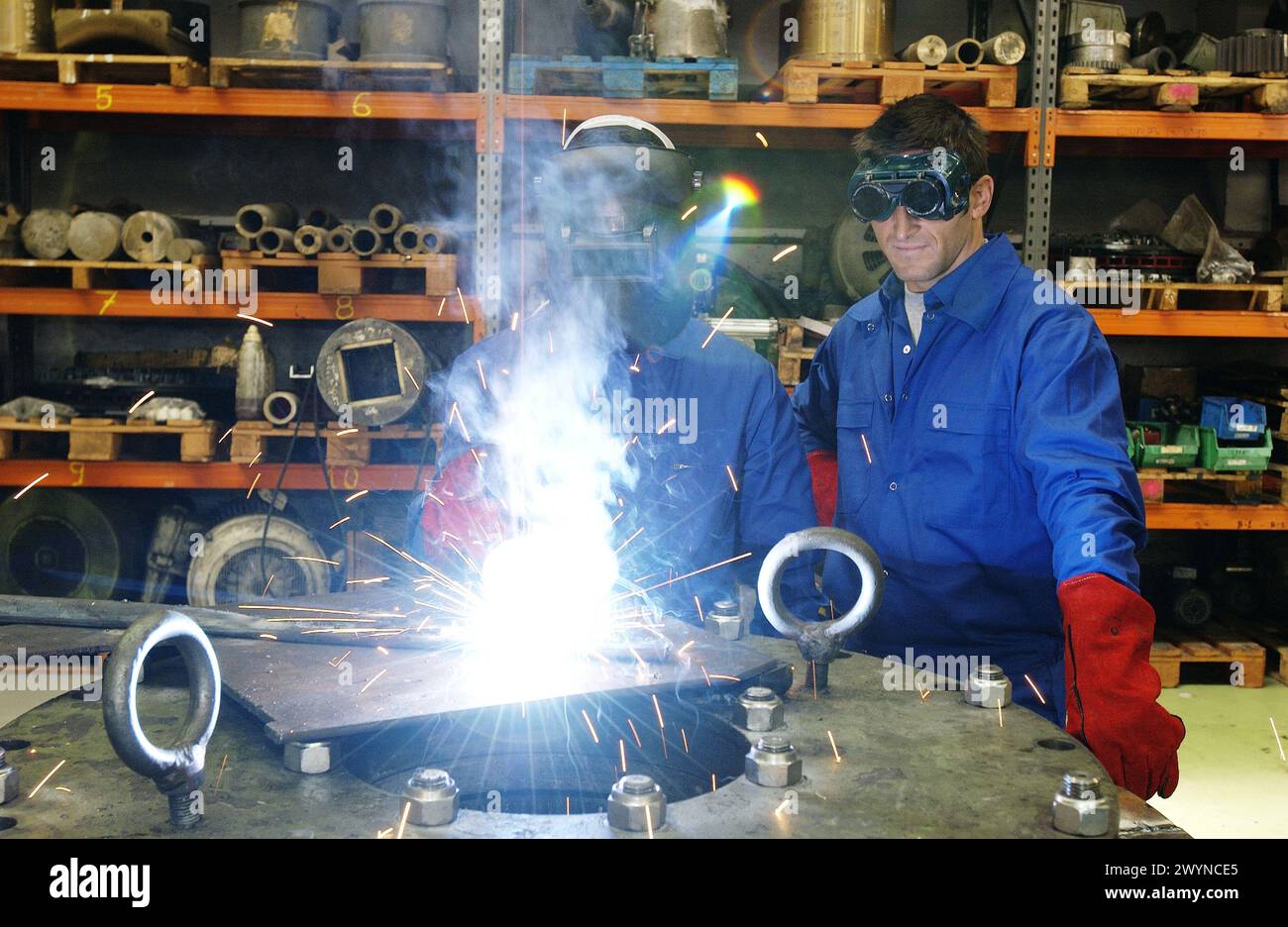 Two welders working hi-res stock photography and images - Alamy