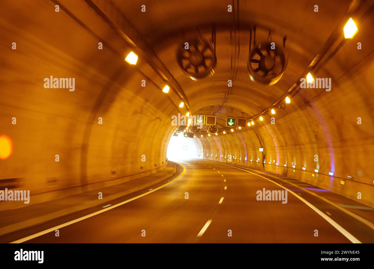 Curved tunnels hi-res stock photography and images - Alamy