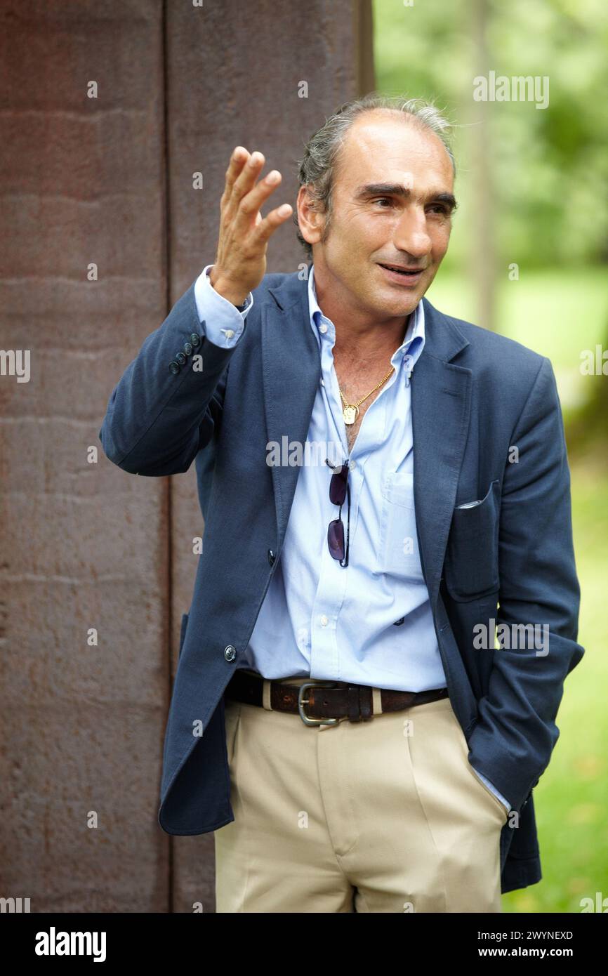 Luis Chillida explaining the sculpture of his father Eduardo Chillida ...