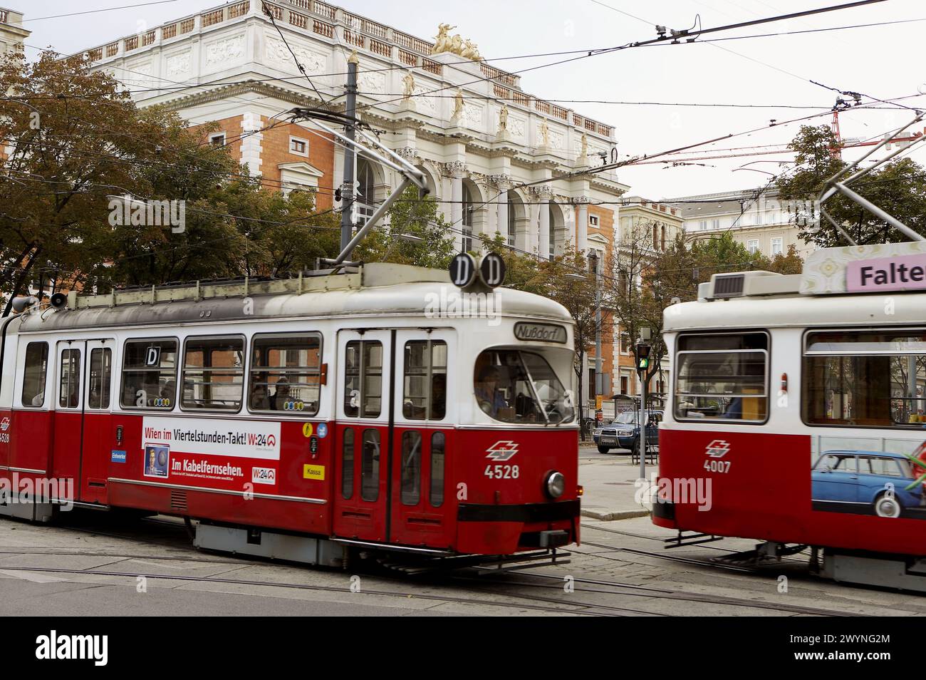 Trams in Schottenring with the ´Börse´ (Vienna Stock Exchange) building ...