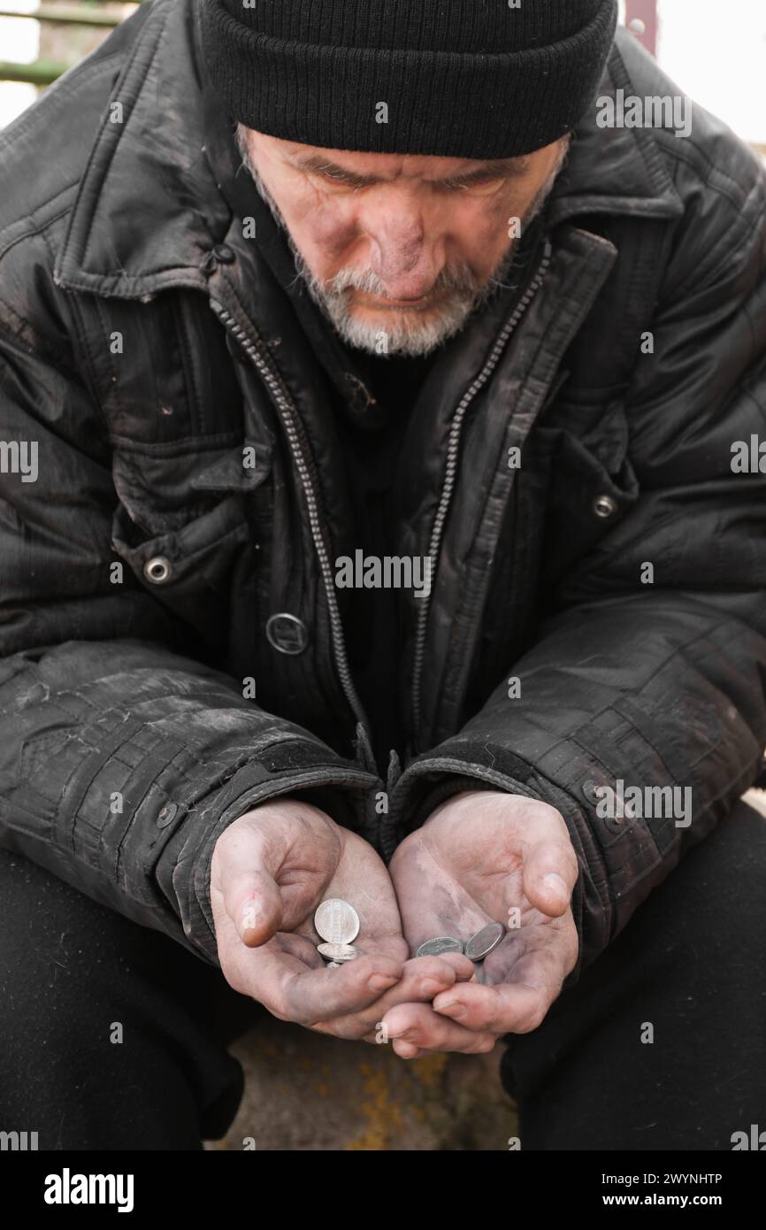 Homeless man counting money hi-res stock photography and images - Alamy