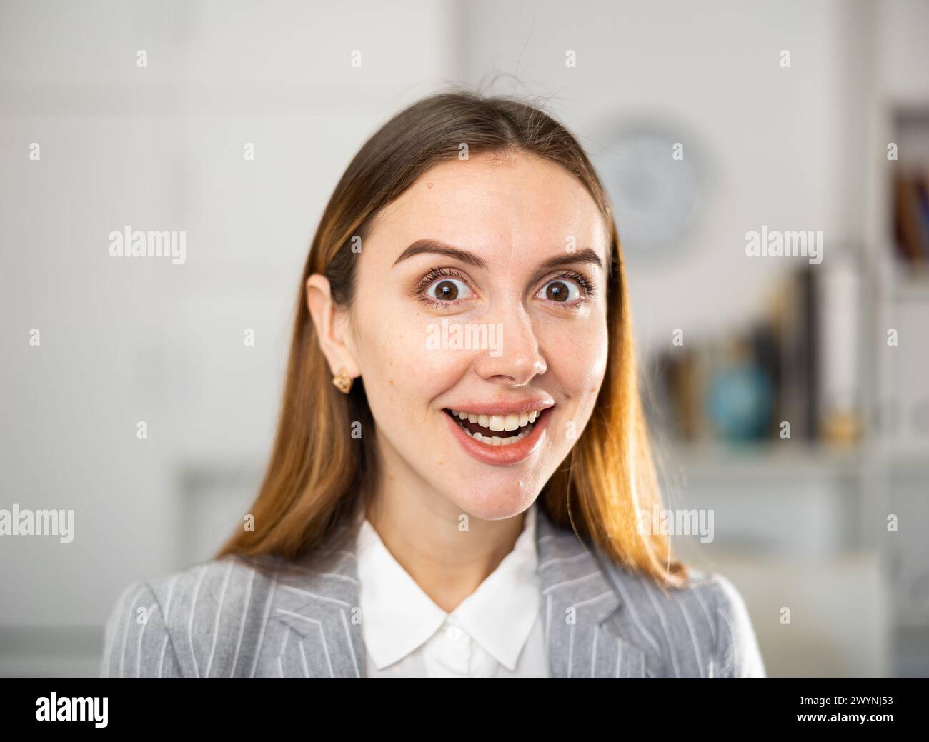 Portrait of surprised woman office worker Stock Photo - Alamy