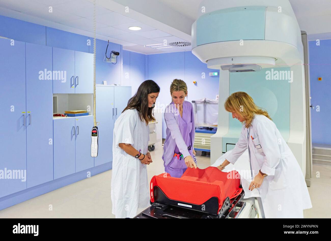 Radiotherapy machine hi-res stock photography and images - Alamy