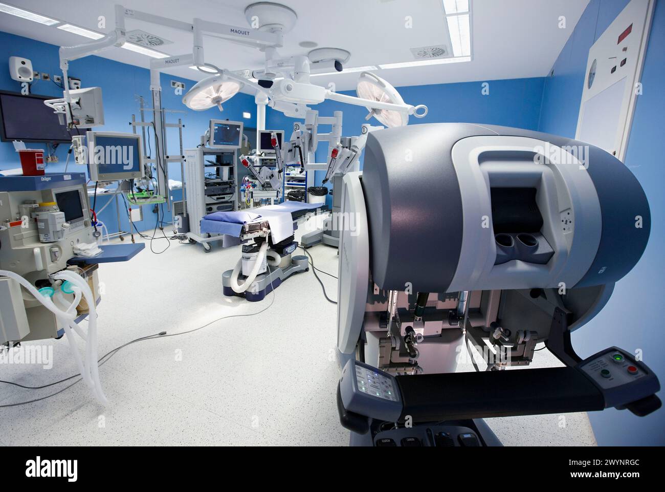 Robot da vinci urology hi-res stock photography and images - Alamy