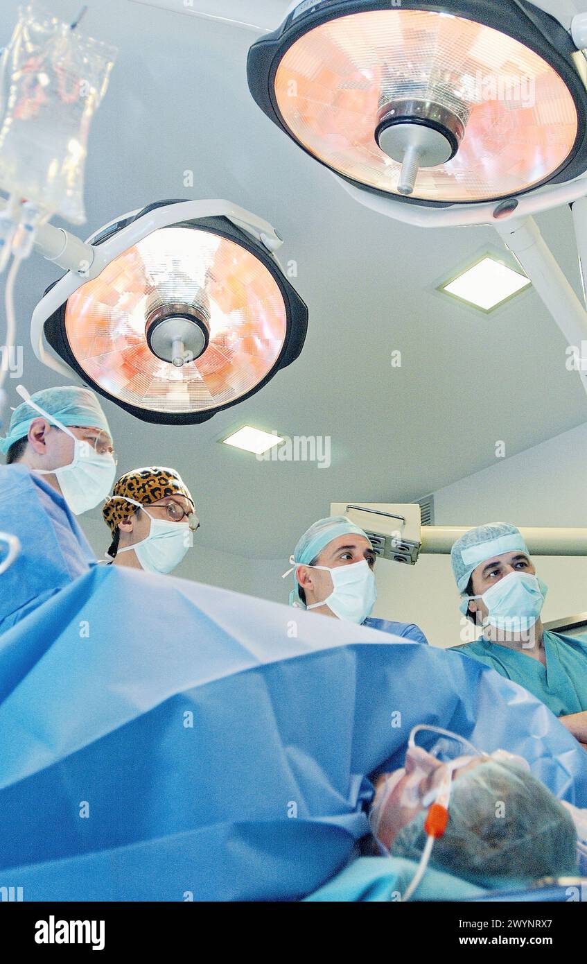 Surgeons at laparoscopy operating room of hospital Stock Photo - Alamy