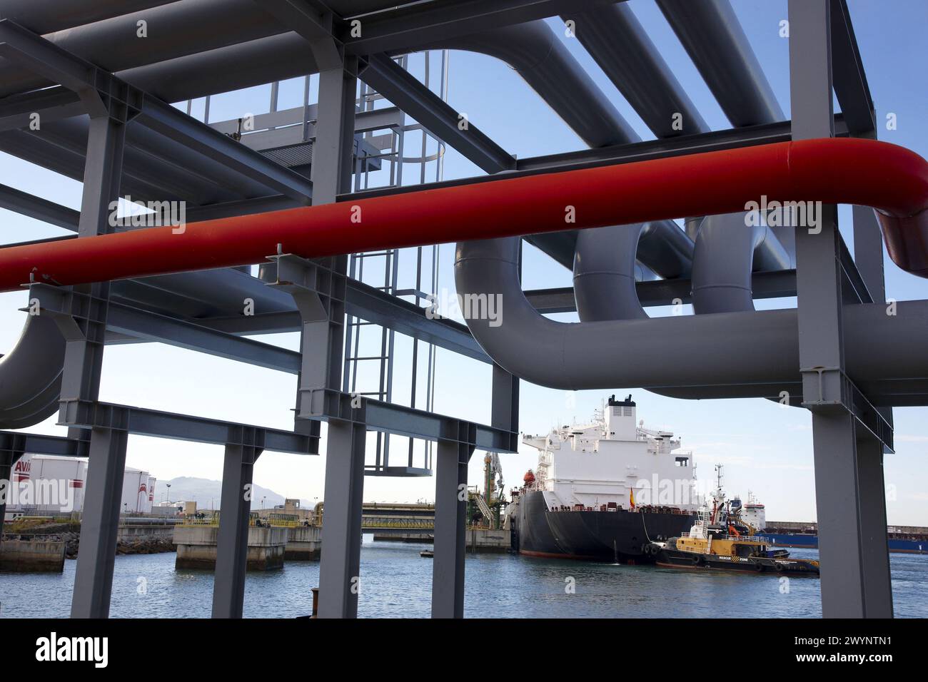 Ship for transporting natural gas, fuel pipelines, unloading fuel. Port ...