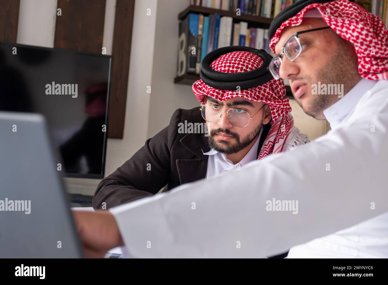Saudi arab men in office hi-res stock photography and images - Alamy