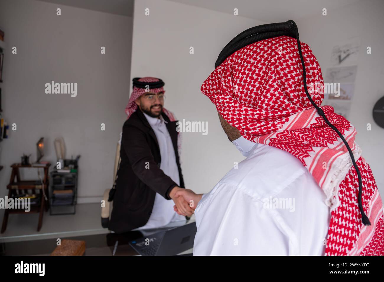 Saudi arabian businesspeople shaking hands hi-res stock photography and ...