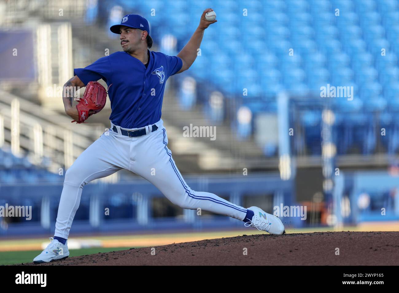 Dunedin, FL: Dunedin Blue Jays pitcher Brandon Barriera (11) delivers a ...