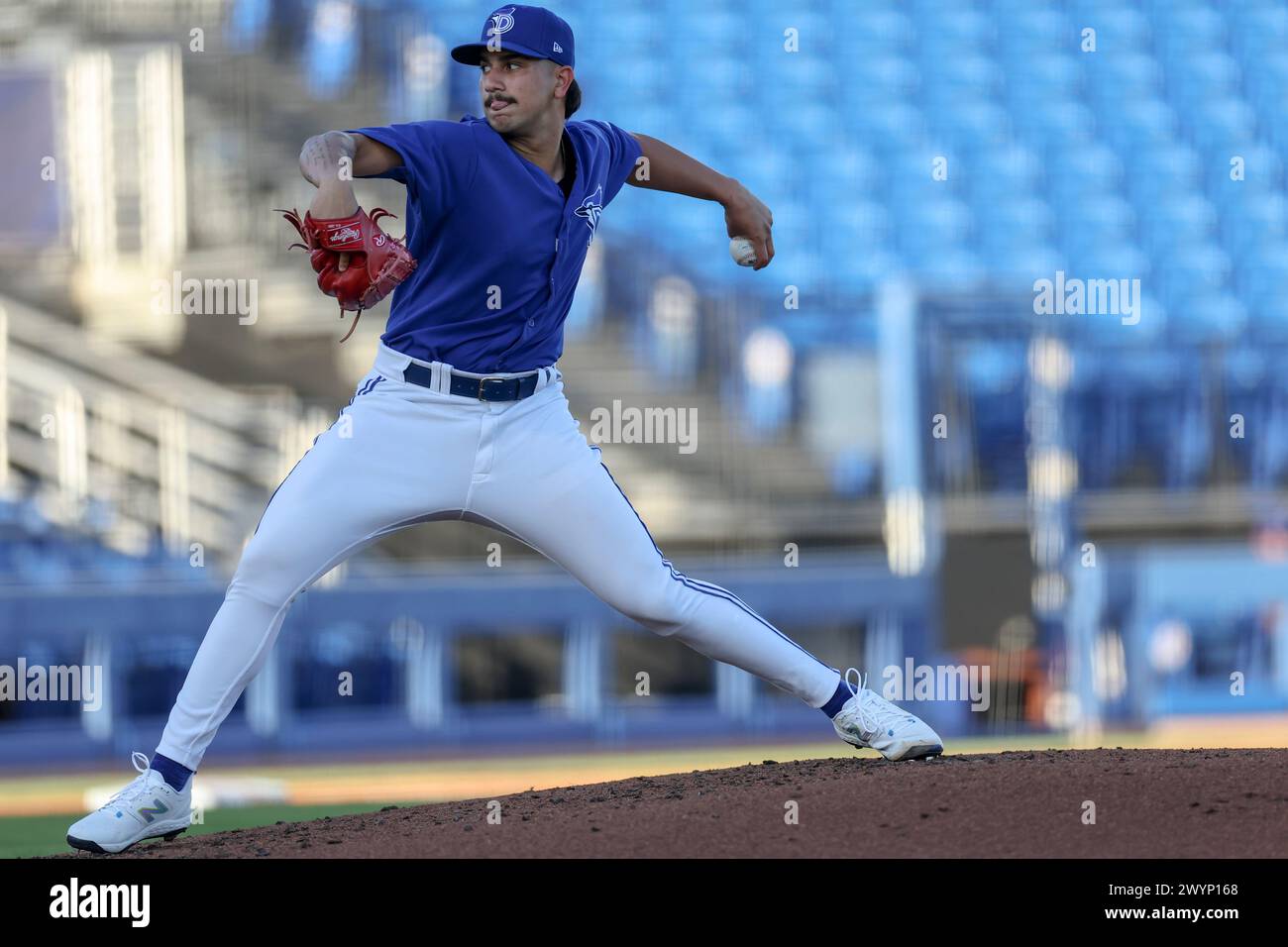 Dunedin, FL: Dunedin Blue Jays pitcher Brandon Barriera (11) delivers a ...