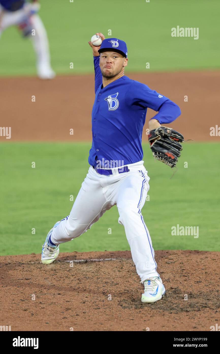 Dunedin, FL: Dunedin Blue Jays pitcher Irv Carter (16) delivers a pitch ...