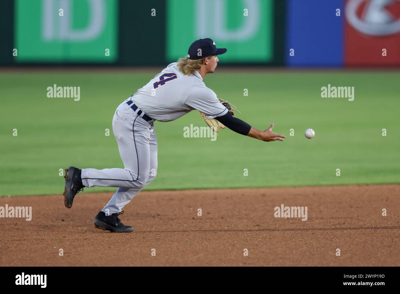 Dunedin, FL: Lakeland Flying Tigers third baseman Jim Jarvis (4) fields ...