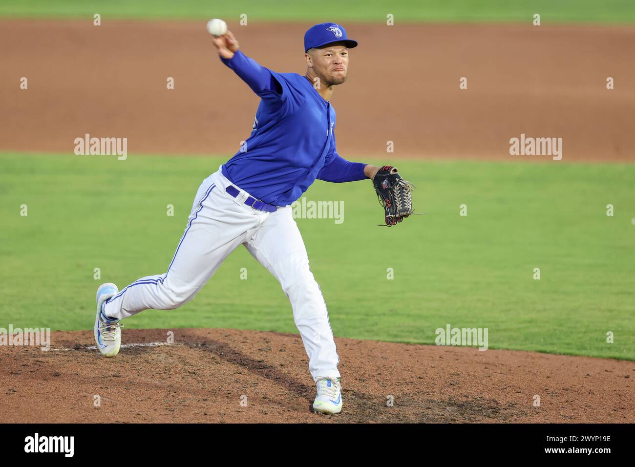 Dunedin, FL: Dunedin Blue Jays pitcher Irv Carter (16) delivers a pitch ...