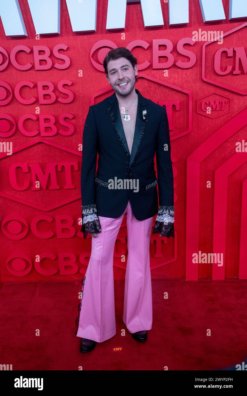 Country singer SAM WILLIAMS walks the red carpet and poses for ...