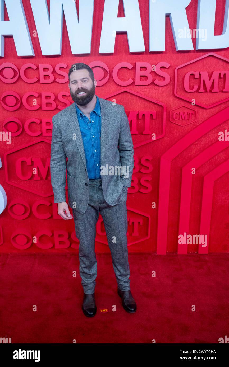 Country singer JORDAN DAVIS walks the red carpet and poses for ...