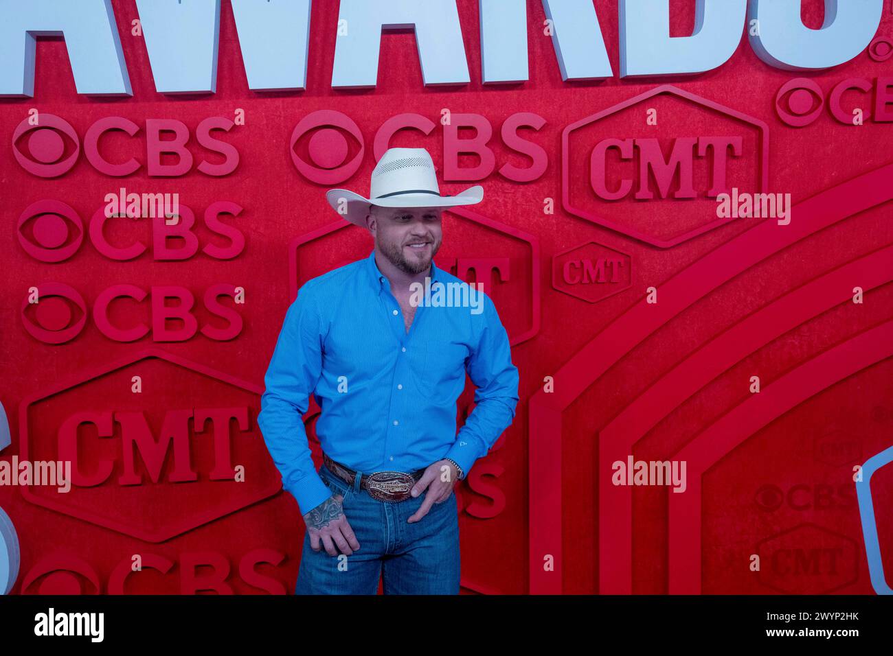 Country singer CODY JOHNSON walks the red carpet and poses for ...