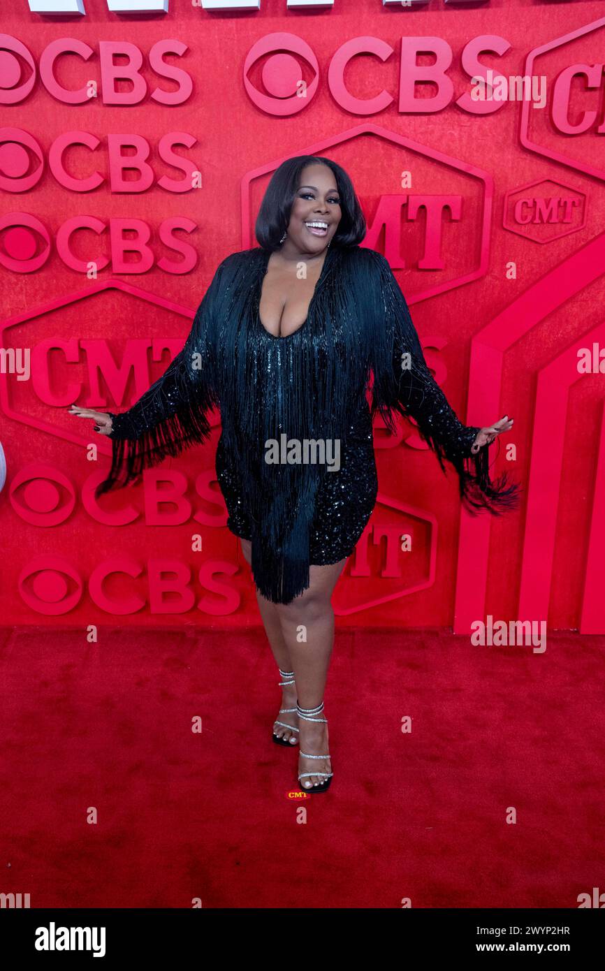 Country singer AMBER RILEY walks the red carpet and poses for ...