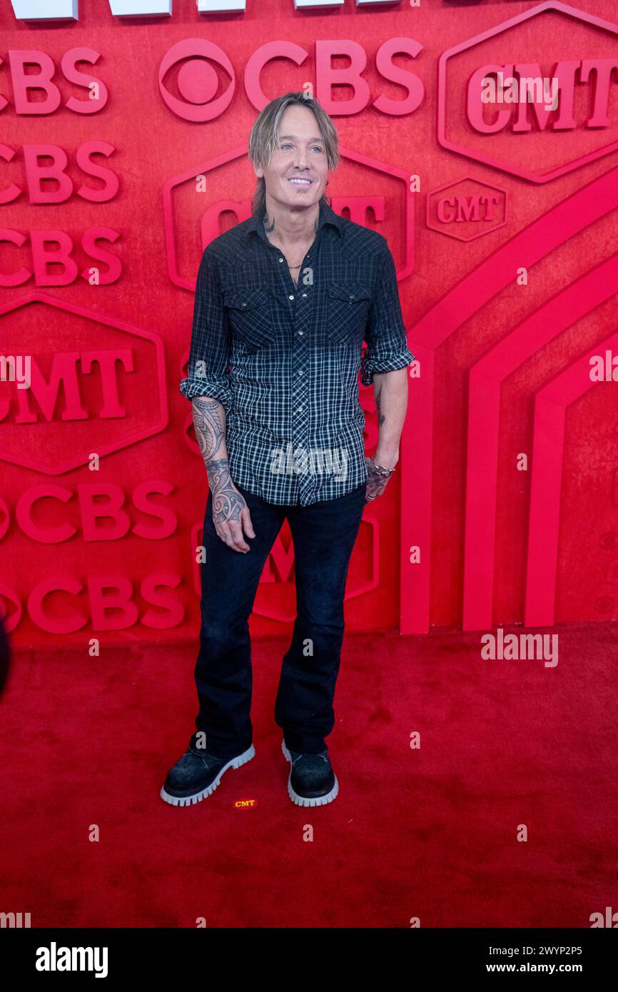 Country singer KEITH URBAN walks the red carpet and poses for ...