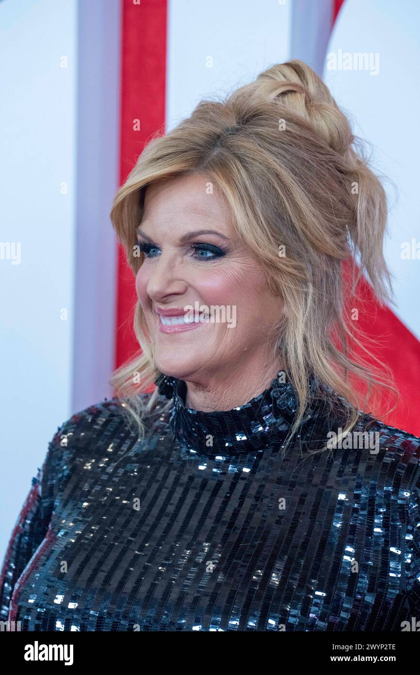 Country singer TRISHA YEARWOOD walks the red carpet and poses for ...