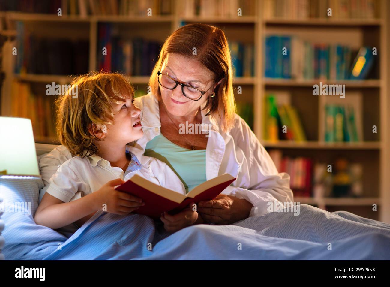 Reading bed children flashlight hi-res stock photography and images - Alamy