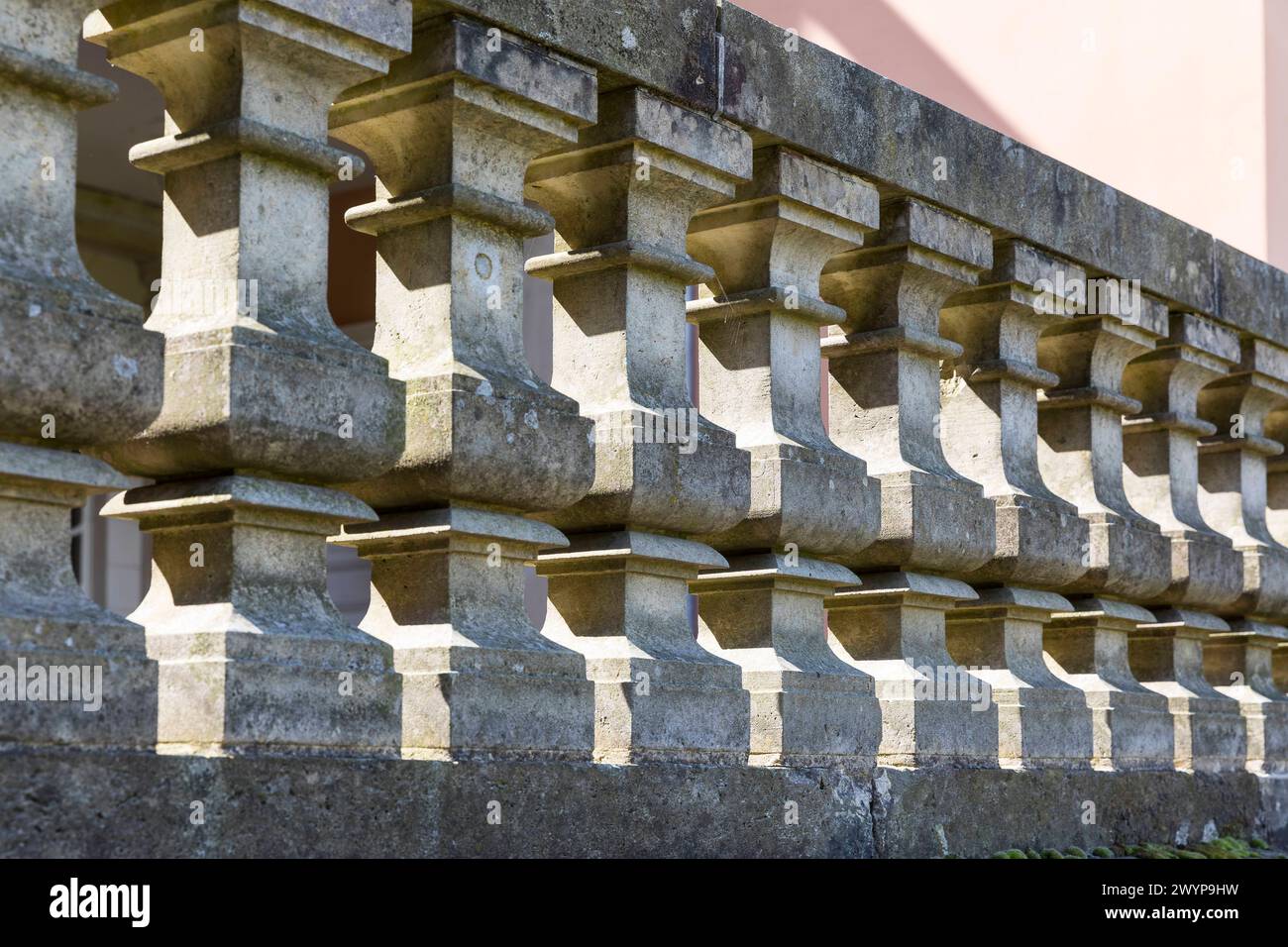Säulen aus Sandstein mit Licht und Schattenspiel am Schloss Altdöbern ...