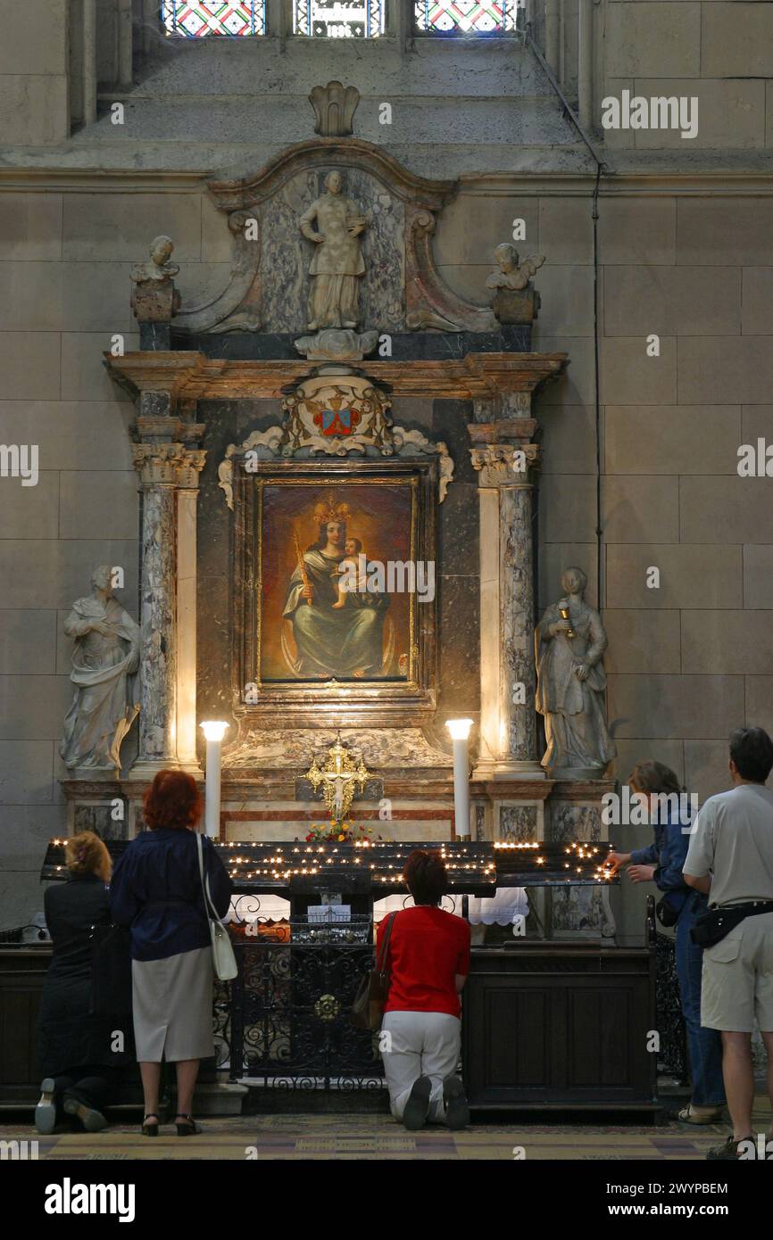 Pray altar hi-res stock photography and images - Alamy