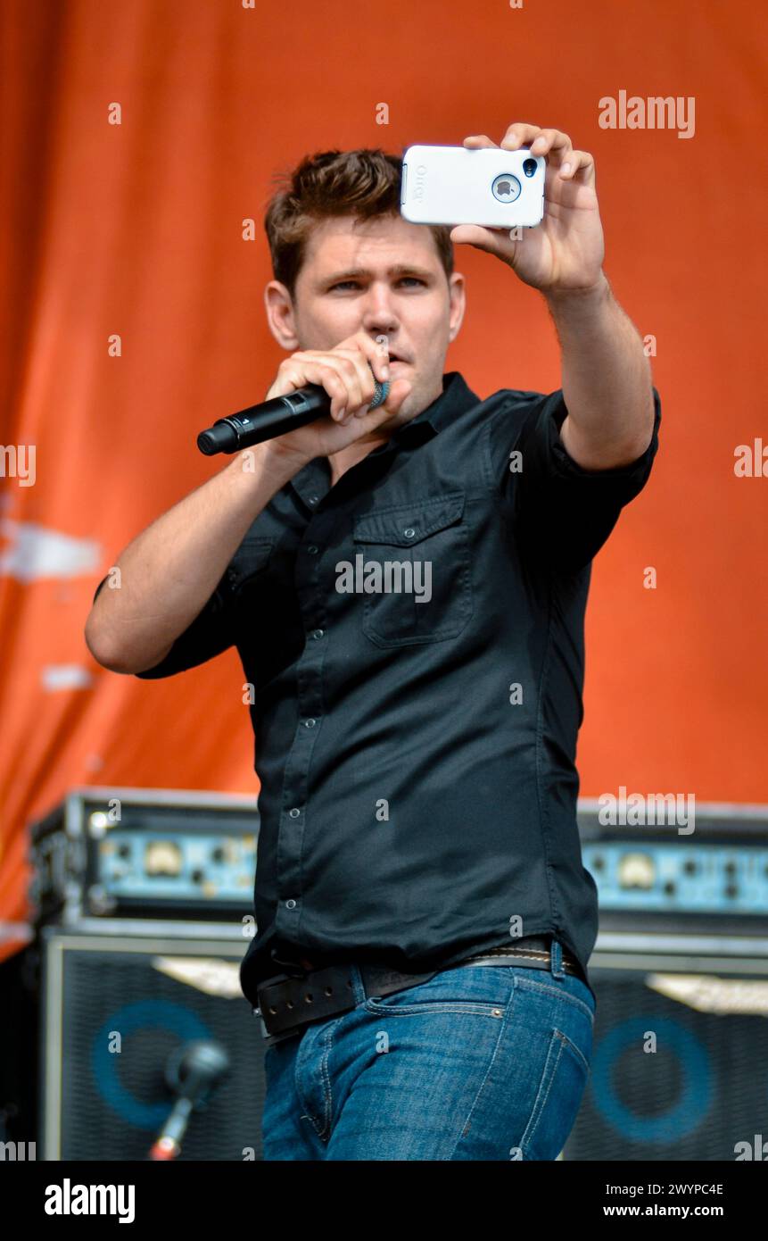 Girls performing v festival hi-res stock photography and images - Alamy