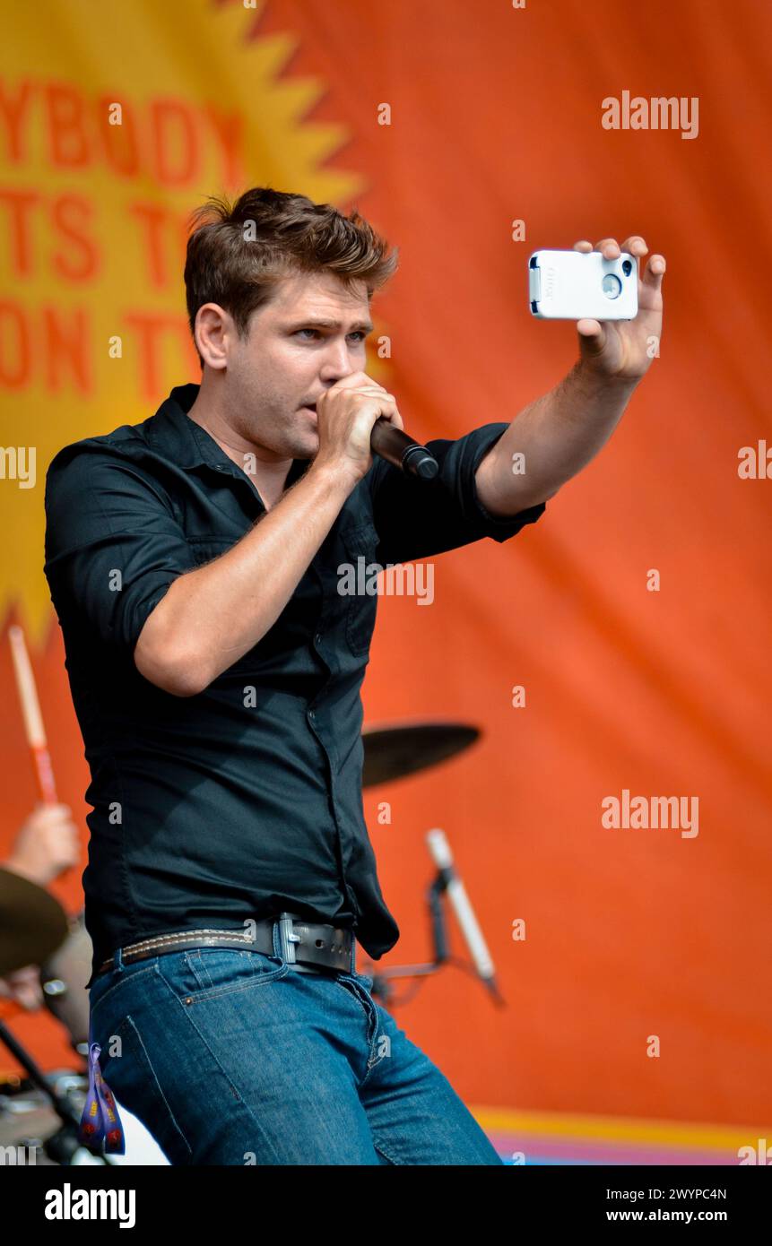 Girls performing v festival hi-res stock photography and images - Alamy