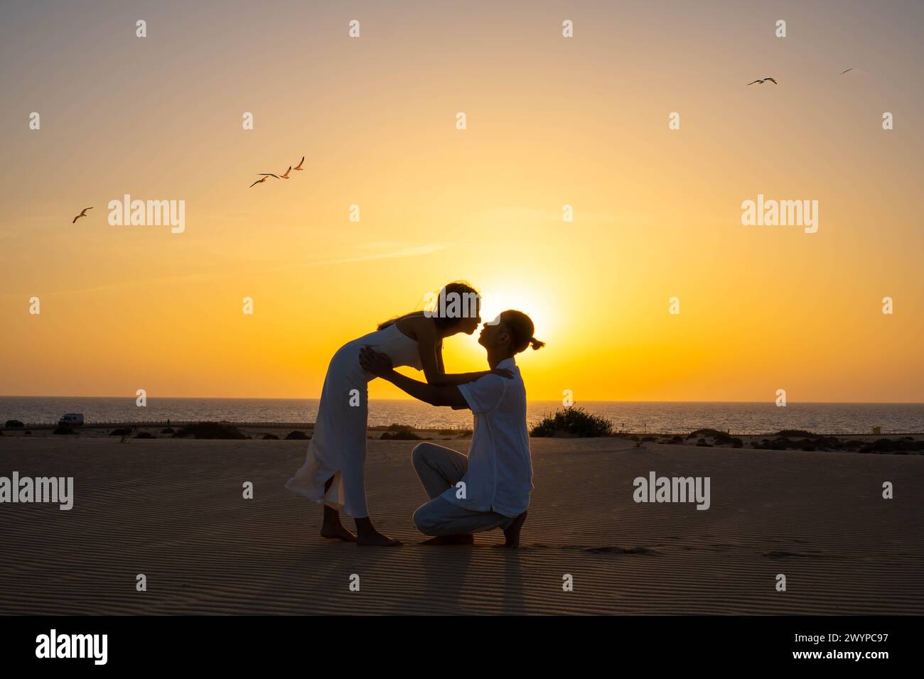 Lean forward hi-res stock photography and images - Alamy